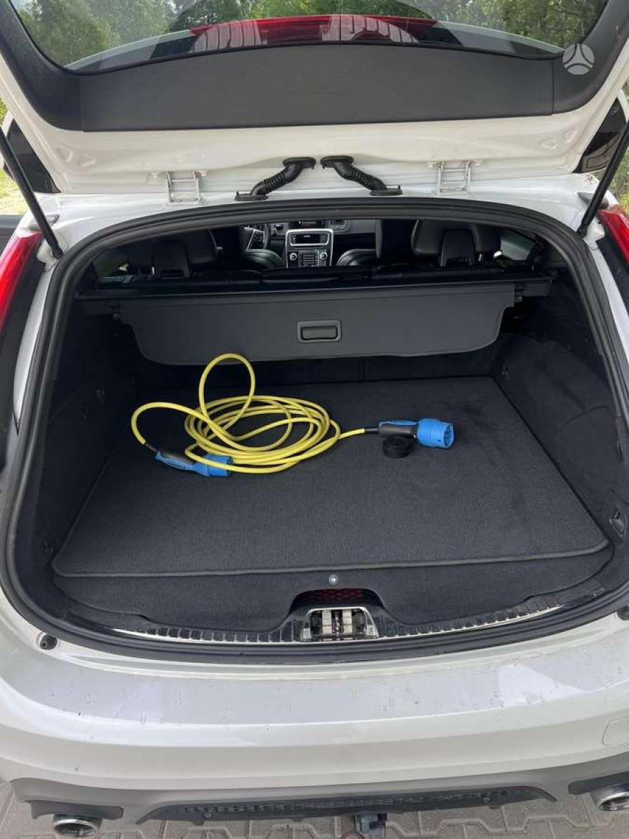 White Volvo V60 2015 in Vilnius, with an engine capacity of 2.40 L and mileage of 344 thousand km for 5999 €, photo 12 on AUTOMOTO.COM.LV