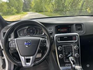 White Volvo V60 2015 in Vilnius, with an engine capacity of 2.40 L and mileage of 344 thousand km for 5999 €, photo 13 on AUTOMOTO.COM.LV