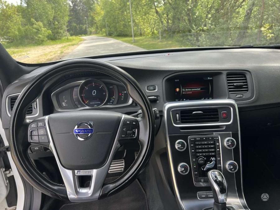 White Volvo V60 2015 in Vilnius, with an engine capacity of 2.40 L and mileage of 344 thousand km for 5999 €, photo 13 on AUTOMOTO.COM.LV