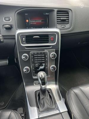 White Volvo V60 2015 in Vilnius, with an engine capacity of 2.40 L and mileage of 344 thousand km for 5999 €, photo 15 on AUTOMOTO.COM.LV