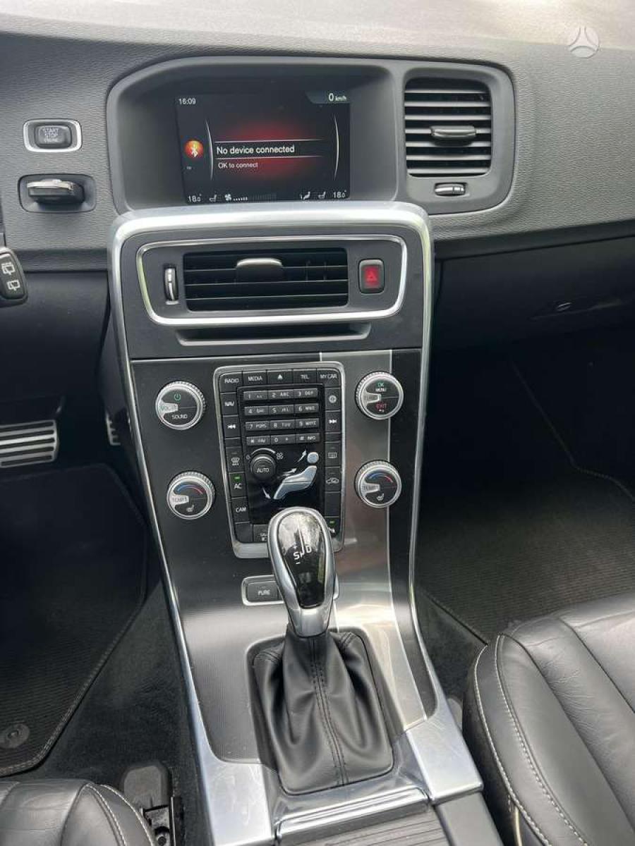 White Volvo V60 2015 in Vilnius, with an engine capacity of 2.40 L and mileage of 344 thousand km for 5999 €, photo 15 on AUTOMOTO.COM.LV