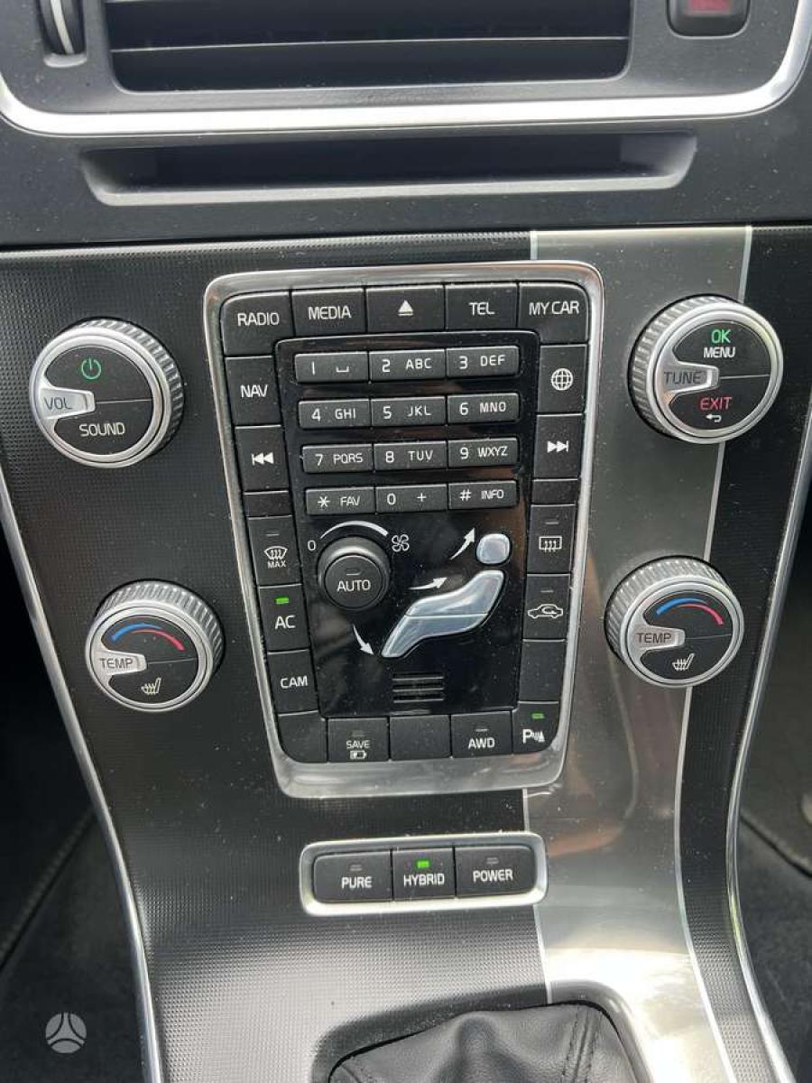 White Volvo V60 2015 in Vilnius, with an engine capacity of 2.40 L and mileage of 344 thousand km for 5999 €, photo 16 on AUTOMOTO.COM.LV
