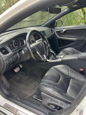 White Volvo V60 2015 in Vilnius, with an engine capacity of 2.40 L and mileage of 344 thousand km for 5999 €, photo 17 on AUTOMOTO.COM.LV