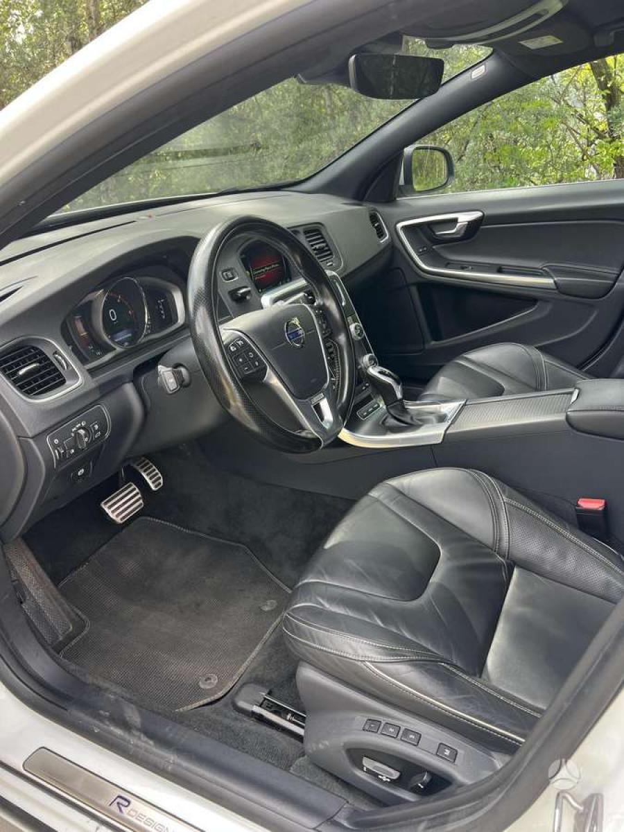 White Volvo V60 2015 in Vilnius, with an engine capacity of 2.40 L and mileage of 344 thousand km for 5999 €, photo 17 on AUTOMOTO.COM.LV