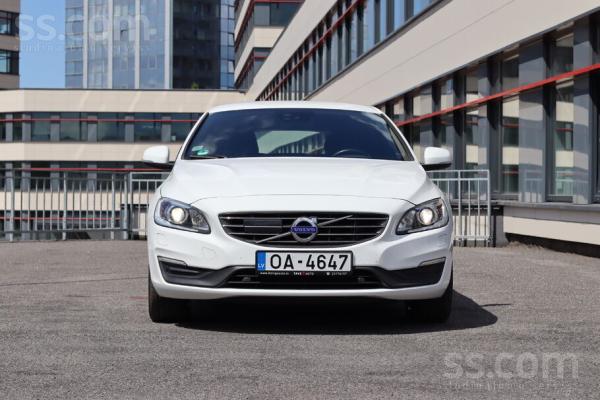 White Volvo V60 2016 in Riga, with an engine capacity of 2.00 L and mileage of 155 thousand km for 11700 €, photo 2 on AUTOMOTO.COM.LV