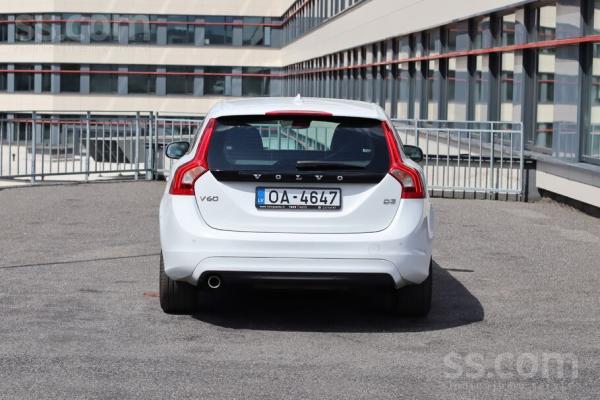 White Volvo V60 2016 in Riga, with an engine capacity of 2.00 L and mileage of 155 thousand km for 11700 €, photo 5 on AUTOMOTO.COM.LV