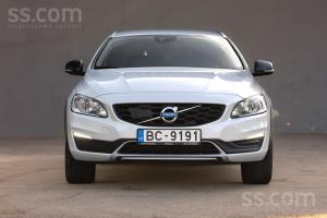 White Volvo V60 2016 in Jelgava, with an engine capacity of 2.00 L and mileage of 184 thousand km for 13600 €, photo 4 on AUTOMOTO.COM.LV