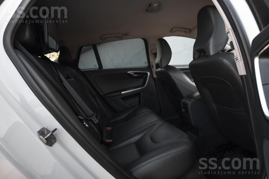 White Volvo V60 2016 in Jelgava, with an engine capacity of 2.00 L and mileage of 184 thousand km for 13600 €, photo 10 on AUTOMOTO.COM.LV