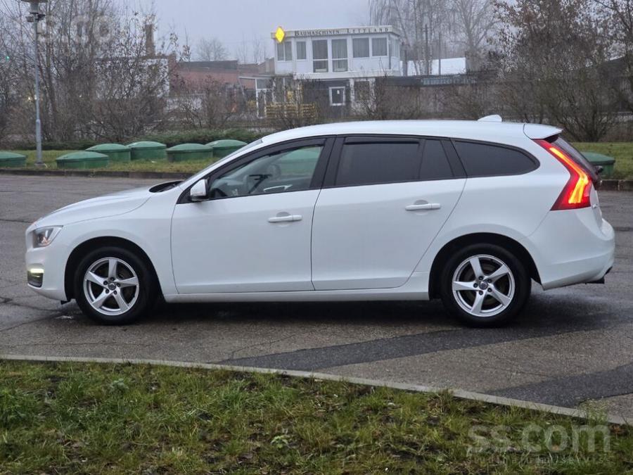 Balts Volvo V60 2016 Rīga, ar dzinēja tilpumu 2.00 L un nobraukumu 225 tūkst. km par 6290 €, foto 4 vietnē AUTOMOTO.COM.LV