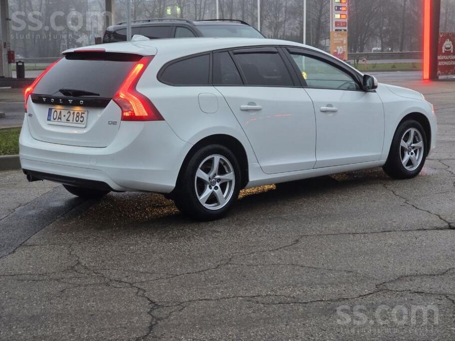 Balts Volvo V60 2016 Rīga, ar dzinēja tilpumu 2.00 L un nobraukumu 225 tūkst. km par 6290 €, foto 7 vietnē AUTOMOTO.COM.LV