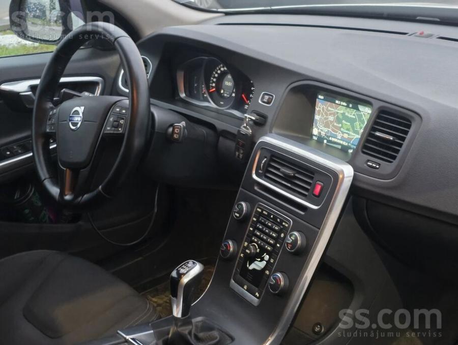 Balts Volvo V60 2016 Rīga, ar dzinēja tilpumu 2.00 L un nobraukumu 225 tūkst. km par 6290 €, foto 10 vietnē AUTOMOTO.COM.LV