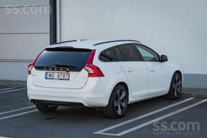 Balts Volvo V60 2016 Rīga, ar dzinēja tilpumu 2.00 L un nobraukumu 235 tūkst. km par 9850 €, foto 5 vietnē AUTOMOTO.COM.LV