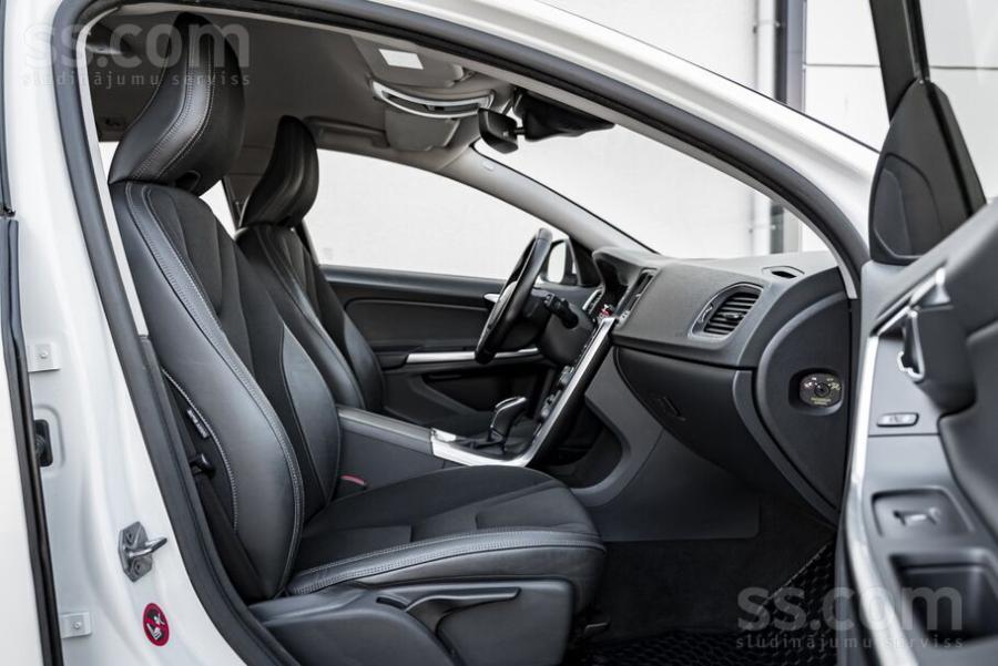 Balts Volvo V60 2016 Rīga, ar dzinēja tilpumu 2.00 L un nobraukumu 235 tūkst. km par 9850 €, foto 12 vietnē AUTOMOTO.COM.LV