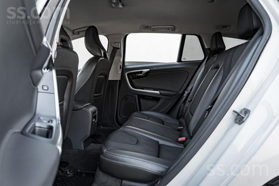 Balts Volvo V60 2016 Rīga, ar dzinēja tilpumu 2.00 L un nobraukumu 235 tūkst. km par 9850 €, foto 13 vietnē AUTOMOTO.COM.LV