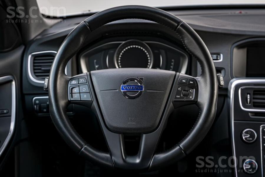 Balts Volvo V60 2016 Rīga, ar dzinēja tilpumu 2.00 L un nobraukumu 235 tūkst. km par 9850 €, foto 20 vietnē AUTOMOTO.COM.LV