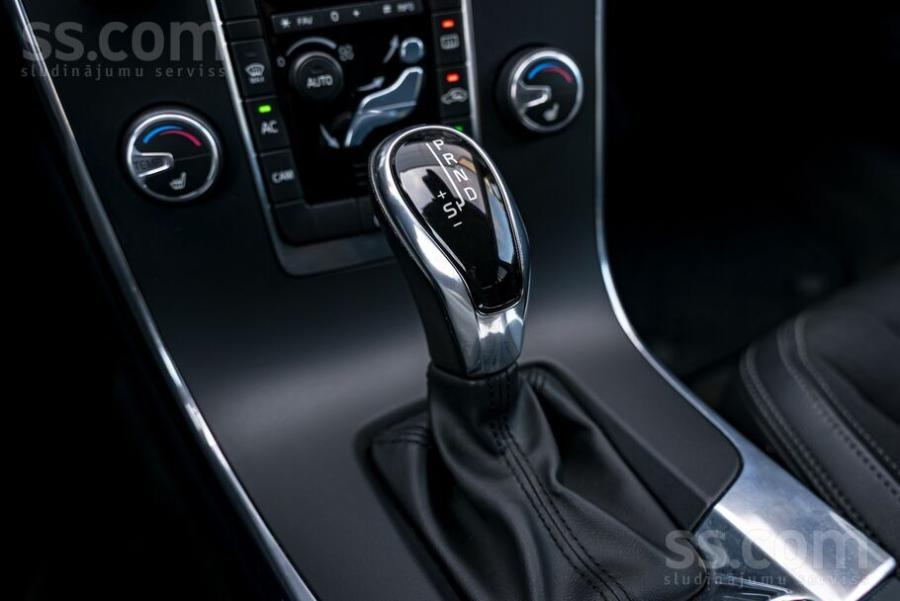 Balts Volvo V60 2016 Rīga, ar dzinēja tilpumu 2.00 L un nobraukumu 235 tūkst. km par 9850 €, foto 23 vietnē AUTOMOTO.COM.LV