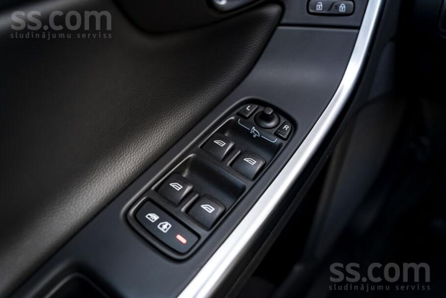 Balts Volvo V60 2016 Rīga, ar dzinēja tilpumu 2.00 L un nobraukumu 235 tūkst. km par 9850 €, foto 29 vietnē AUTOMOTO.COM.LV