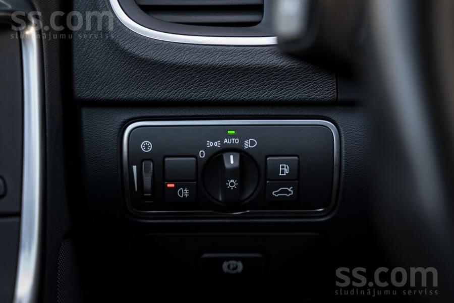 Balts Volvo V60 2016 Rīga, ar dzinēja tilpumu 2.00 L un nobraukumu 235 tūkst. km par 9850 €, foto 30 vietnē AUTOMOTO.COM.LV
