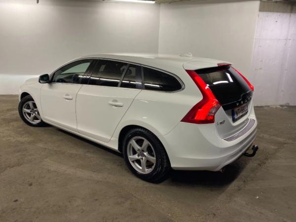 White Volvo V60 2016 in Riga, with an engine capacity of 2.00 L and mileage of 250 thousand km for 8950 €, photo 2 on AUTOMOTO.COM.LV