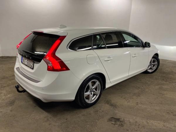 White Volvo V60 2016 in Riga, with an engine capacity of 2.00 L and mileage of 250 thousand km for 8950 €, photo 4 on AUTOMOTO.COM.LV
