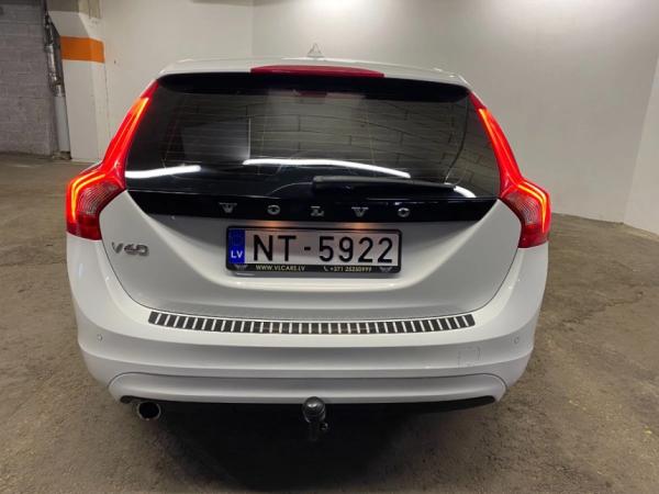 White Volvo V60 2016 in Riga, with an engine capacity of 2.00 L and mileage of 250 thousand km for 8950 €, photo 6 on AUTOMOTO.COM.LV