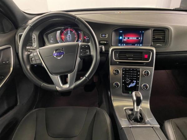 White Volvo V60 2016 in Riga, with an engine capacity of 2.00 L and mileage of 250 thousand km for 8950 €, photo 7 on AUTOMOTO.COM.LV