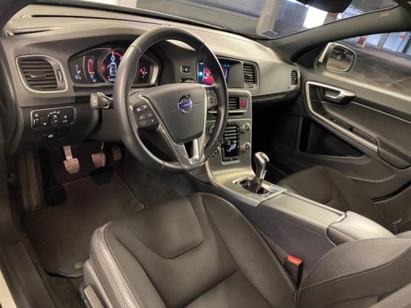 White Volvo V60 2016 in Riga, with an engine capacity of 2.00 L and mileage of 250 thousand km for 8950 €, photo 8 on AUTOMOTO.COM.LV
