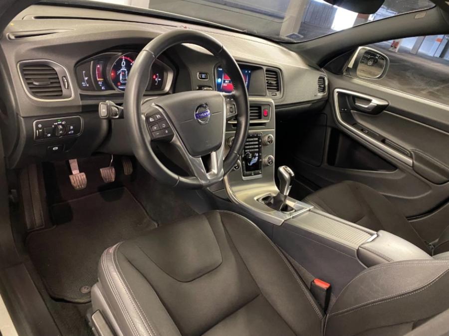 Balts Volvo V60 2016 Rīga, ar dzinēja tilpumu 2.00 L un nobraukumu 250 tūkst. km par 8950 €, foto 9 vietnē AUTOMOTO.COM.LV