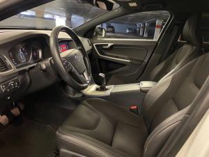 Balts Volvo V60 2016 Rīga, ar dzinēja tilpumu 2.00 L un nobraukumu 250 tūkst. km par 8950 €, foto 10 vietnē AUTOMOTO.COM.LV