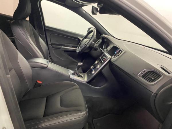 White Volvo V60 2016 in Riga, with an engine capacity of 2.00 L and mileage of 250 thousand km for 8950 €, photo 10 on AUTOMOTO.COM.LV