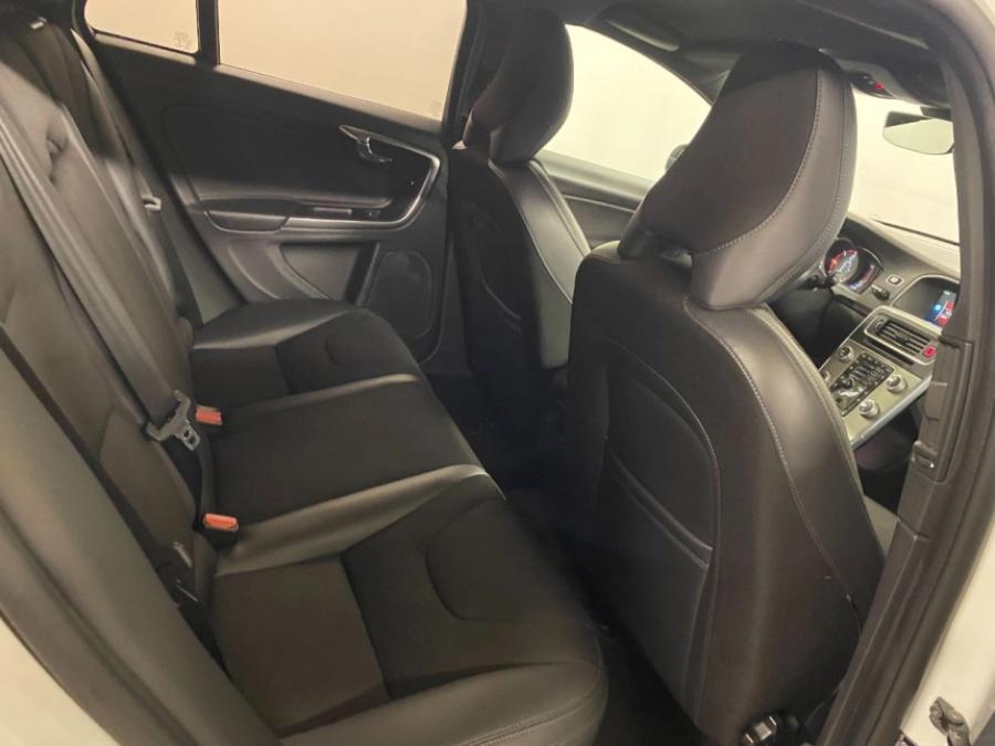 Balts Volvo V60 2016 Rīga, ar dzinēja tilpumu 2.00 L un nobraukumu 250 tūkst. km par 8950 €, foto 13 vietnē AUTOMOTO.COM.LV