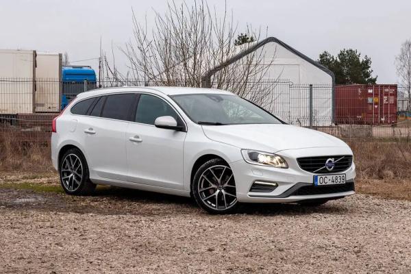 White Volvo V60 2016 in Riga, with an engine capacity of 2.00 L and mileage of 213 thousand km for 8495 €, photo 1 on AUTOMOTO.COM.LV
