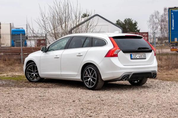 White Volvo V60 2016 in Riga, with an engine capacity of 2.00 L and mileage of 213 thousand km for 8495 €, photo 2 on AUTOMOTO.COM.LV