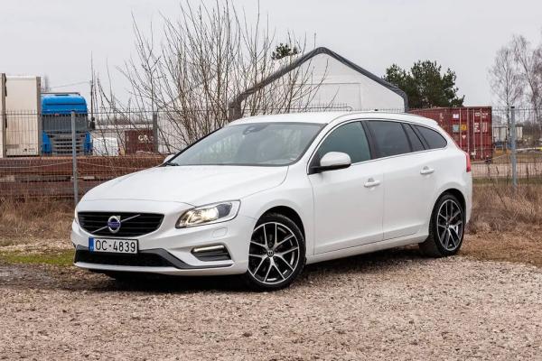White Volvo V60 2016 in Riga, with an engine capacity of 2.00 L and mileage of 213 thousand km for 8495 €, photo 3 on AUTOMOTO.COM.LV