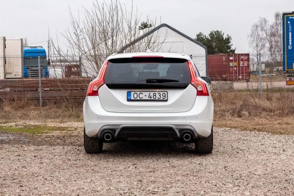 White Volvo V60 2016 in Riga, with an engine capacity of 2.00 L and mileage of 213 thousand km for 8495 €, photo 6 on AUTOMOTO.COM.LV