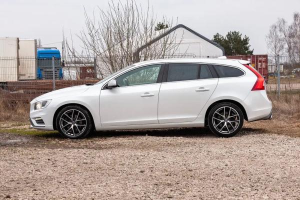 White Volvo V60 2016 in Riga, with an engine capacity of 2.00 L and mileage of 213 thousand km for 8495 €, photo 8 on AUTOMOTO.COM.LV