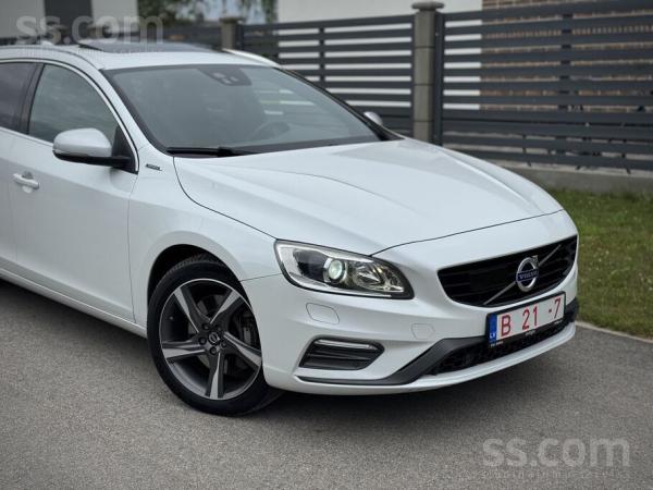 Balts Volvo V60 2016 Jelgava, ar dzinēja tilpumu 2.40 L un nobraukumu 250 tūkst. km par 11200 €, foto 7 vietnē AUTOMOTO.COM.LV