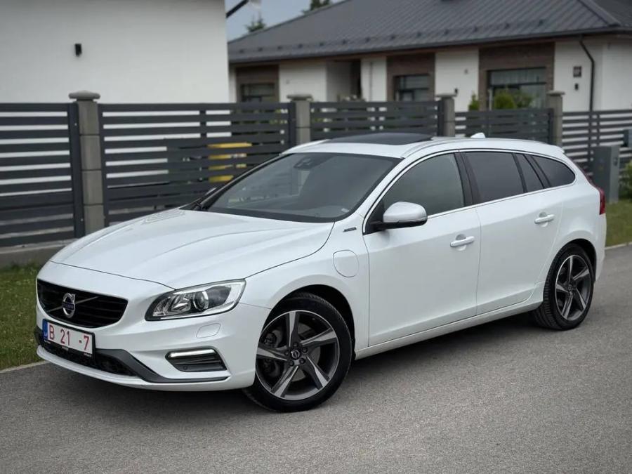 Balts Volvo V60 2016 Jelgava, ar dzinēja tilpumu 2.40 L un nobraukumu 250 tūkst. km par 11200 €, foto 1 vietnē AUTOMOTO.COM.LV