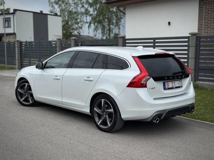 Balts Volvo V60 2016 Jelgava, ar dzinēja tilpumu 2.40 L un nobraukumu 250 tūkst. km par 11200 €, foto 4 vietnē AUTOMOTO.COM.LV