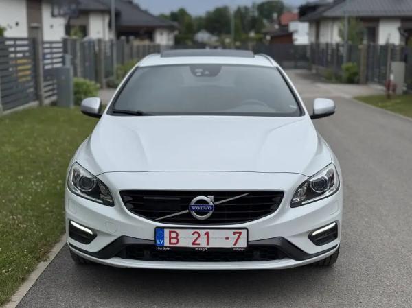 White Volvo V60 2016 in Jelgava, with an engine capacity of 2.40 L and mileage of 250 thousand km for 11200 €, photo 5 on AUTOMOTO.COM.LV