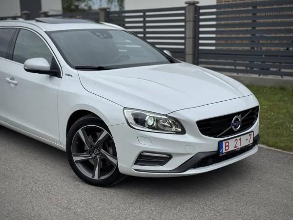 White Volvo V60 2016 in Jelgava, with an engine capacity of 2.40 L and mileage of 250 thousand km for 11200 €, photo 7 on AUTOMOTO.COM.LV