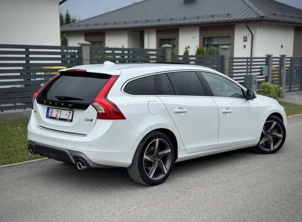 White Volvo V60 2016 in Jelgava, with an engine capacity of 2.40 L and mileage of 250 thousand km for 11200 €, photo 8 on AUTOMOTO.COM.LV