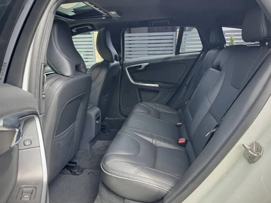 Balts Volvo V60 2016 Jelgava, ar dzinēja tilpumu 2.40 L un nobraukumu 250 tūkst. km par 11200 €, foto 15 vietnē AUTOMOTO.COM.LV