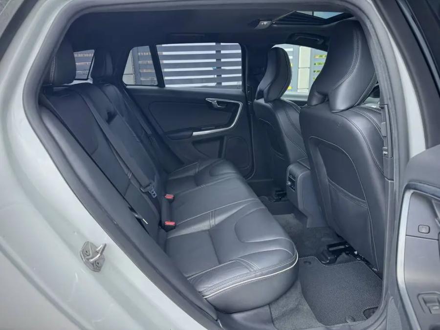 Balts Volvo V60 2016 Jelgava, ar dzinēja tilpumu 2.40 L un nobraukumu 250 tūkst. km par 11200 €, foto 16 vietnē AUTOMOTO.COM.LV