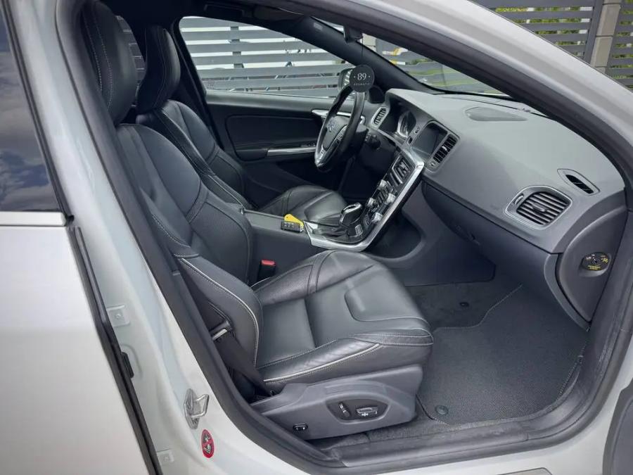 Balts Volvo V60 2016 Jelgava, ar dzinēja tilpumu 2.40 L un nobraukumu 250 tūkst. km par 11200 €, foto 17 vietnē AUTOMOTO.COM.LV