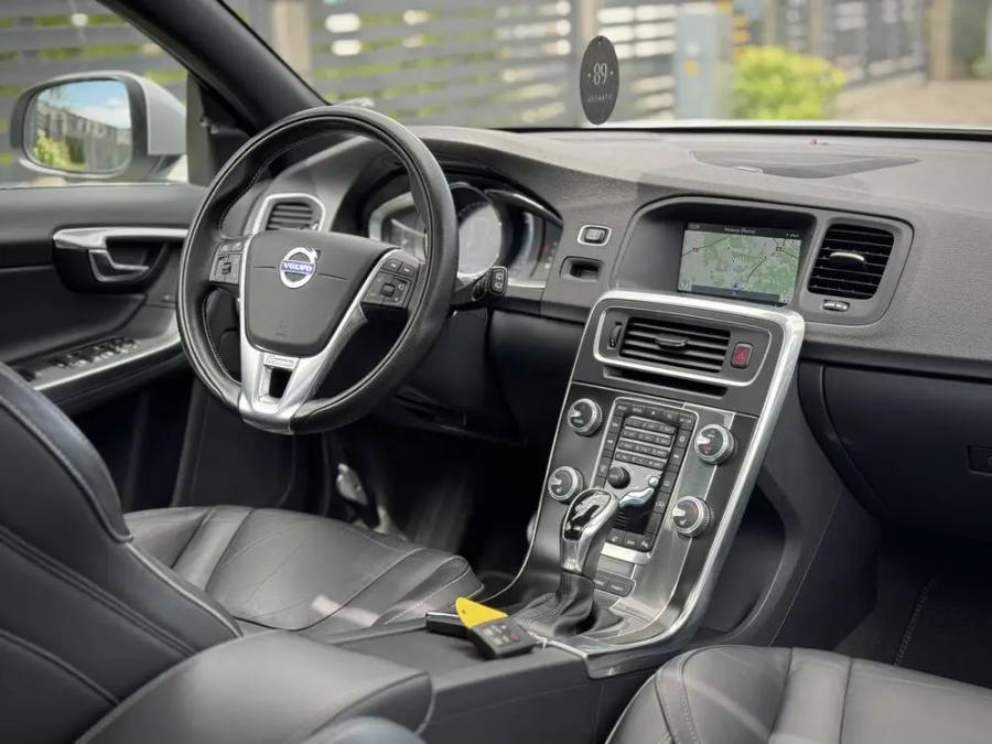 Balts Volvo V60 2016 Jelgava, ar dzinēja tilpumu 2.40 L un nobraukumu 250 tūkst. km par 11200 €, foto 19 vietnē AUTOMOTO.COM.LV