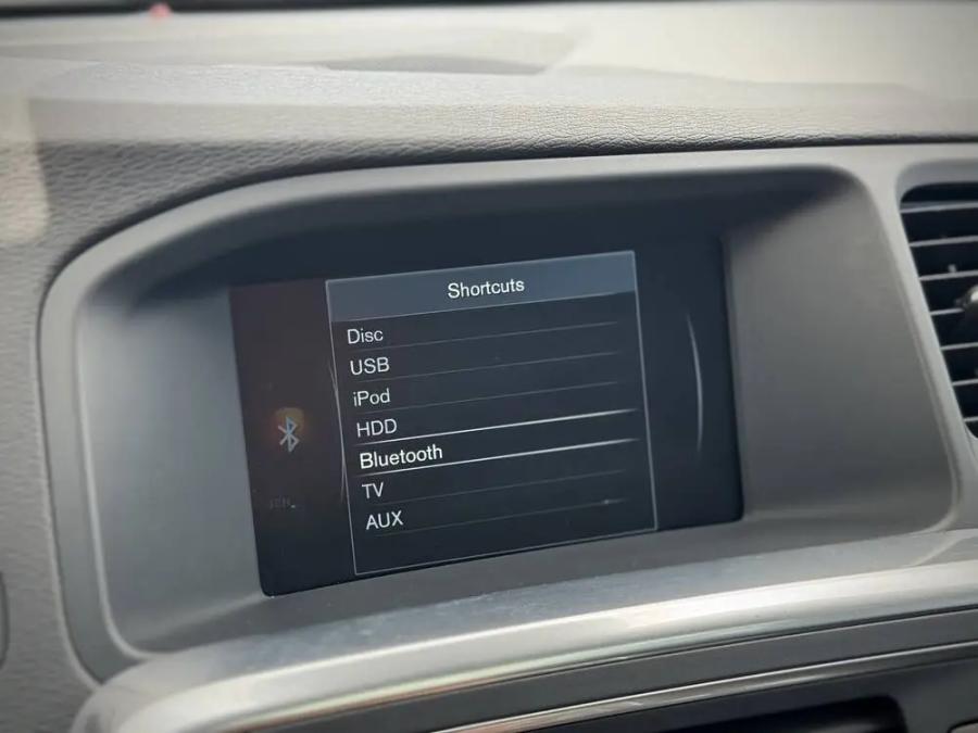 Balts Volvo V60 2016 Jelgava, ar dzinēja tilpumu 2.40 L un nobraukumu 250 tūkst. km par 11200 €, foto 21 vietnē AUTOMOTO.COM.LV