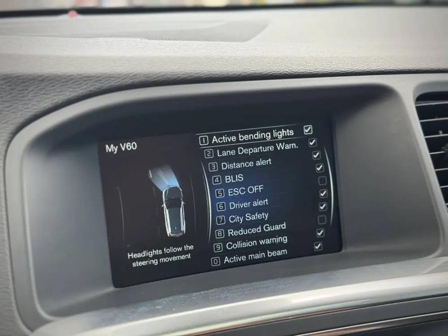 Balts Volvo V60 2016 Jelgava, ar dzinēja tilpumu 2.40 L un nobraukumu 250 tūkst. km par 11200 €, foto 23 vietnē AUTOMOTO.COM.LV