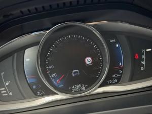 Balts Volvo V60 2016 Jelgava, ar dzinēja tilpumu 2.40 L un nobraukumu 250 tūkst. km par 11200 €, foto 27 vietnē AUTOMOTO.COM.LV