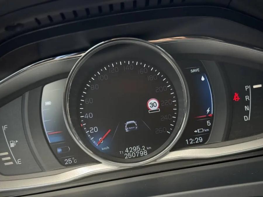 Balts Volvo V60 2016 Jelgava, ar dzinēja tilpumu 2.40 L un nobraukumu 250 tūkst. km par 11200 €, foto 27 vietnē AUTOMOTO.COM.LV